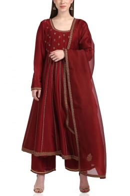 Buy Dark maroon embroidered kurta set by Label Earthen at Aashni and Co