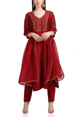 Buy Maroon embroidered kurta set by Label Earthen at Aashni and Co