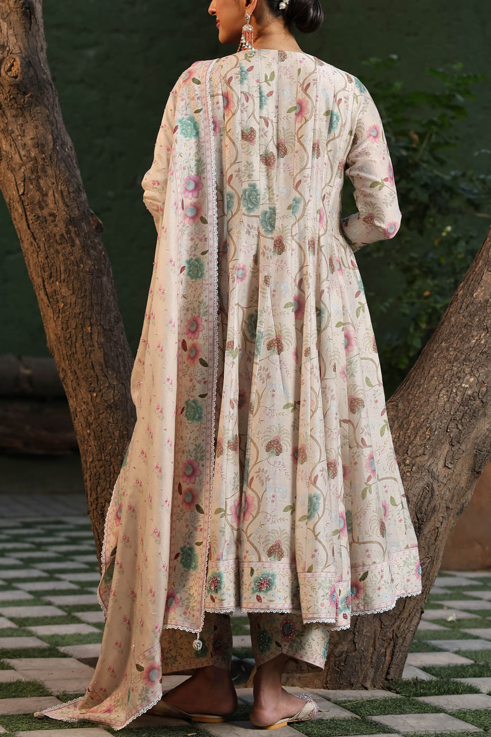 Buy Ivory floral embroidered kalidar kurta set by Niti Bothra at Aashni ...