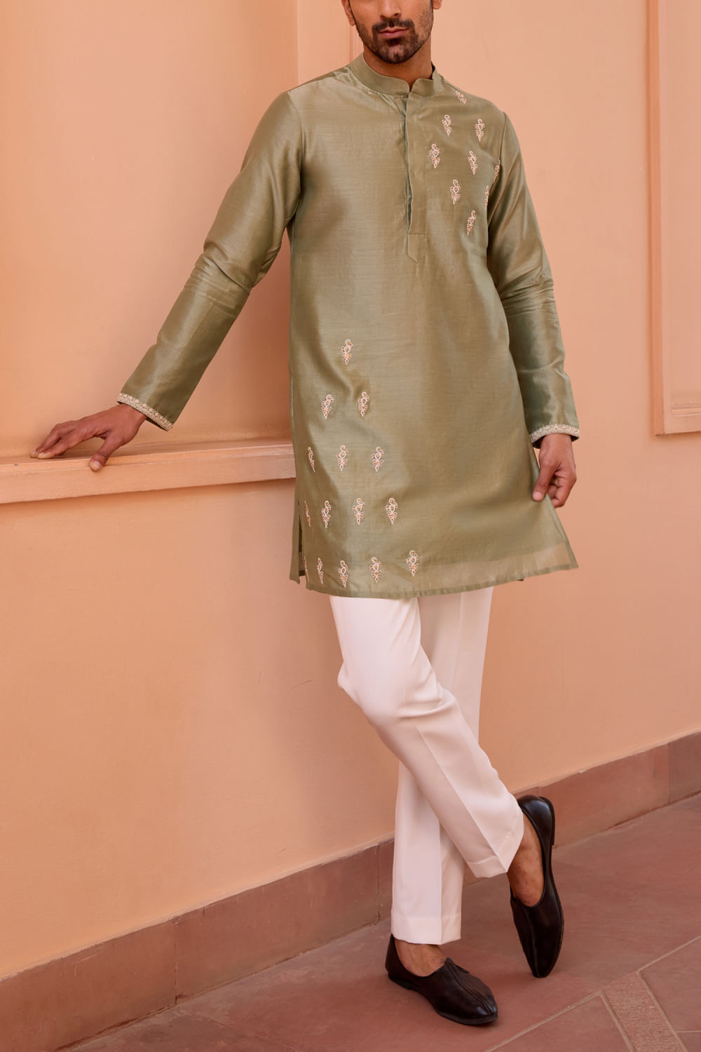 Buy Sage green embroidery kurta set by Isha Gupta Tayal at Aashni and Co