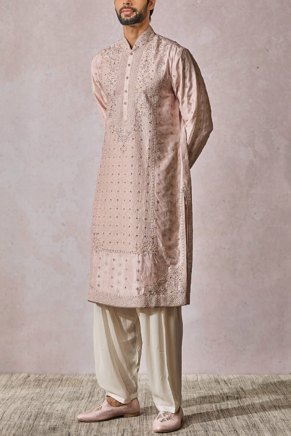 Buy Salmon floral embroidery kurta set by Tarun Tahiliani at Aashni and Co