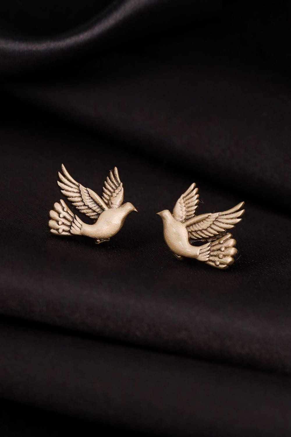 Buy Antique gold flying bird collar tips by Cosa Nostraa at Aashni and Co