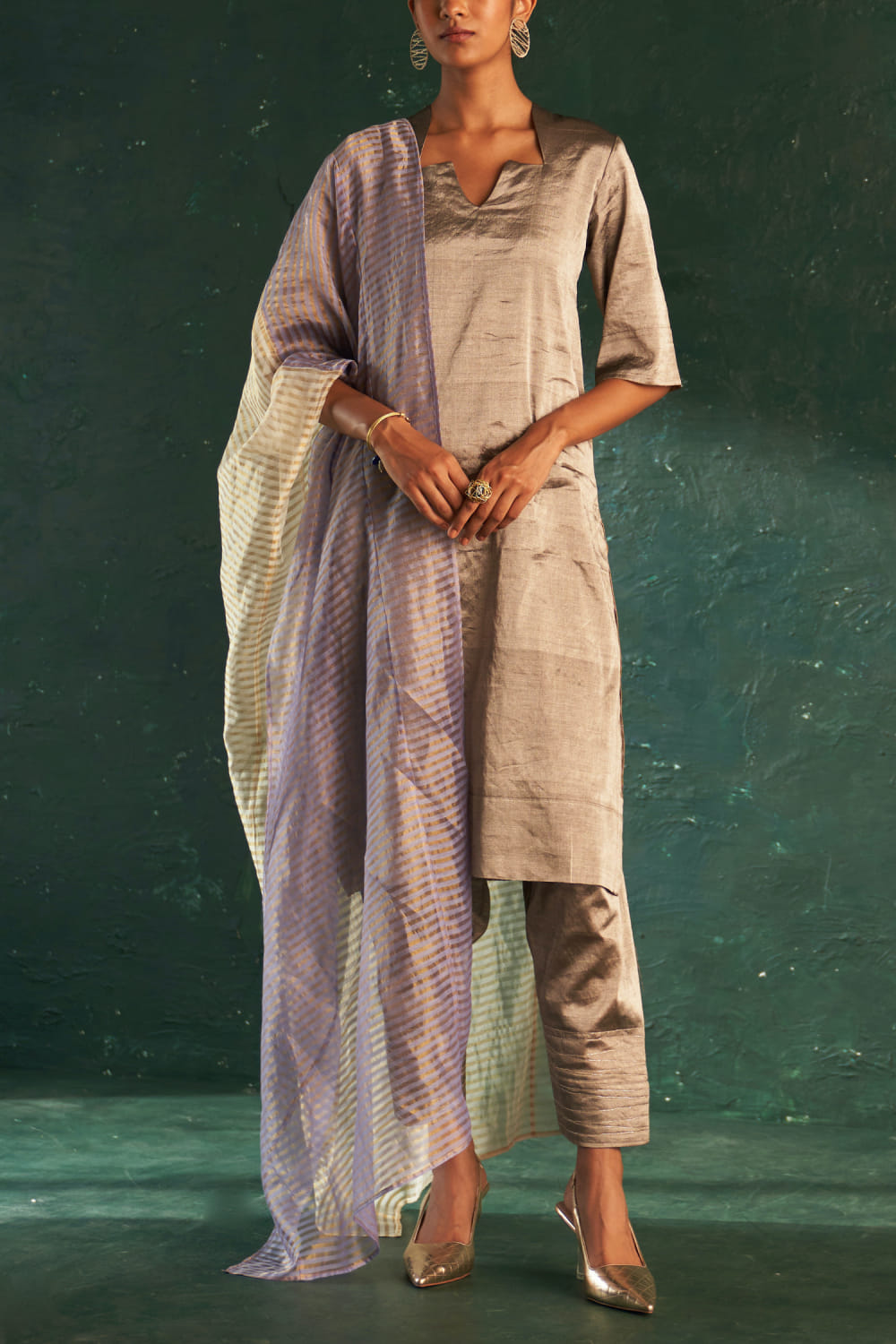 Buy Silver and gold tissue kurta set by Charkhee at Aashni and Co